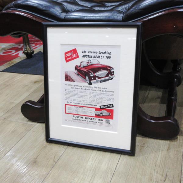 Austin Healey 100 1950年広告 額装1950年のオースチンヒーレー100の広告を額装してありますマット、フレーム付きフレームサイズ（mm）：400*350*20フレームカラー：ブラックマットカラー：オフホワイト※手測りの...