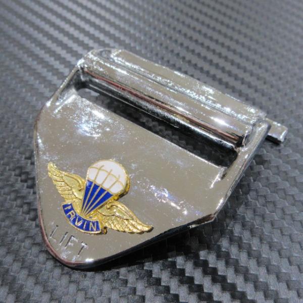 NEW OLD STOCKアービン シートベルトバックルIRVIN SEAT BELTS BUCKLEIRVING AIR CHUTEサイズ（mm）・横幅：59・縦：74・ベルト穴：5*52※デットストック品のため若干の小傷等あります※商品...