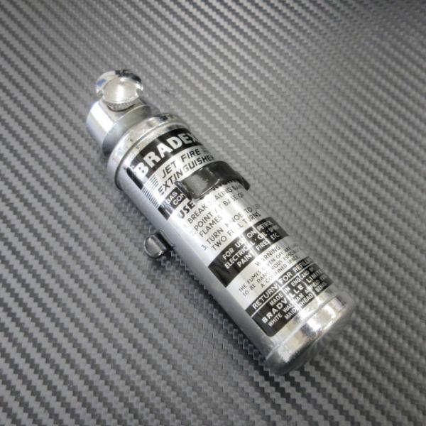 BARDEX 車載用消火器 ショートサイズBRADEX JET FIRE EXTINGUISHER Shortビンテージの英国製車載消火器ですサイズ（mm）：全長約135、直径約38ステー付き英国製※ご使用にはなれません※経年により傷や汚れ...