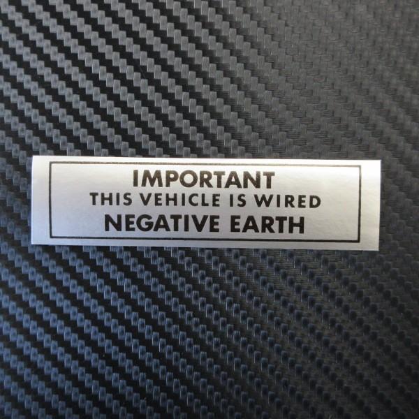警告ステッカーIMPORTANT THIS VEHICLE IS WIRED NEGATIVE EARTHサイズ(mm):25*104シルバー/黒 文字外貼り用ステッカー