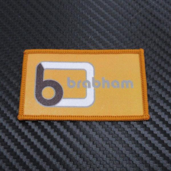ブラバム クロスバッジBRABHAM CLOTH BADGE縫い付けタイプのクロスバッジですカラー：マスタード からし色形状：長方形サイズ(mm):52*85