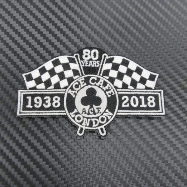 エースカフェ 80アニバーサリー クロスバッジACE CAFE Cheq Flag Patch英国エースカフェロンドン仕入品裏面に糊がない縫い付けタイプのクロスバッジですサイズ(mm)：タテ63*ヨコ102*厚み1※ネコポス対応商品
