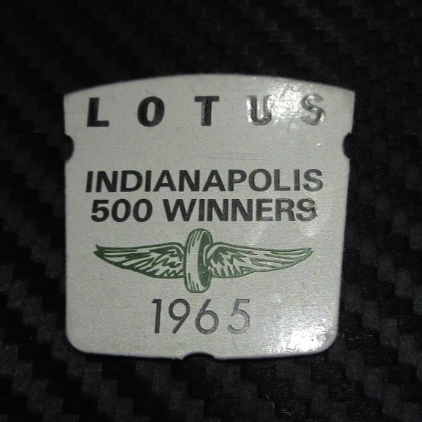 INDIANAPOLIS 500 WINNERS 1965 バッジ ／ LOTUS ELAN,EUROPAサイズ（mm）：40×40×1.5品番：X036B0501A※ベゼルは別売りです※ネコポス対応商品