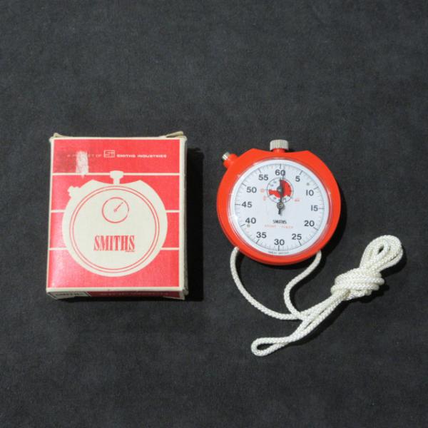 スミス SMITHS SPORT TIMER ストップウォッチ英国製 MADE IN GREAT BRITAIN英国製のストップウォッチです白い文字盤、プラスチック製オレンジのケース1周60秒、ミニッツは30分風防、ケースに小傷がありますサ...
