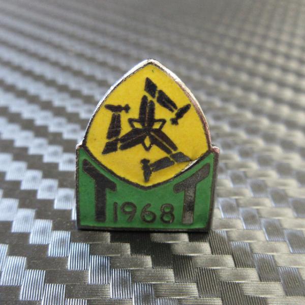 マン島 ISLE OF MAN トリスケリオン ピンバッジIsle Of Man triskelion pinsサイズ（mm）：18*14*1留め針長さ（mm）：9経年により若干の傷みがありますご了承ください※ネコポス対応商品