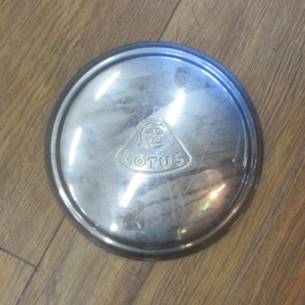 ロータス コルチナ Mk1 ボンネットバッジ ベゼルLOTUS CORTINA Mk1 BONNET BADGE BEZELオリジナルのコルチナMk1のボンネットバッジベゼルですサイズ（mm）：約410*50車種：LOTUS CORTINA...