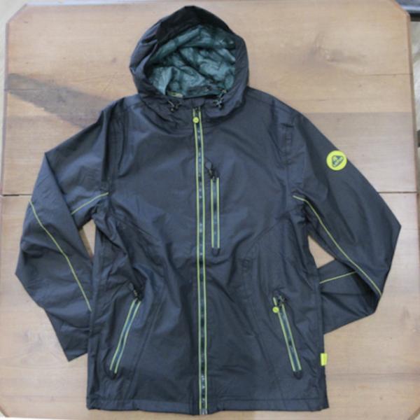 メンズ レインジャケット ラウンデル ブラックMENS ROUNDEL RAIN JACKETLOTUSロゴ、2019年より新しくなりました。最新ロゴ初のマーチャンダイズです。カラー：ブラック全面ファスナーはプラスチック製袖、背面にイエロー...
