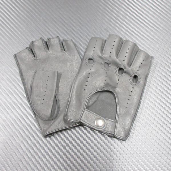 ベーシック ハーフ ドライビング グローブ /ブラックDRIVING GLOVES - HALF BASIC　BLACK往年のレーシングカー、クラシックカーからインスパイアされたシルエット。厳選された天然シープスキンを使用。通気性と掌部の滑...