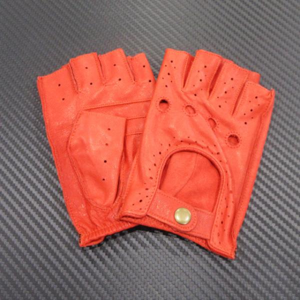 ベーシック ハーフ ドライビング グローブ /レッドDRIVING GLOVES - HALF BASIC　RED往年のレーシングカー、クラシックカーからインスパイアされたシルエット。厳選された天然シープスキンを使用。通気性と掌部の滑り止め...