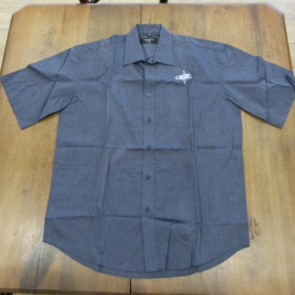 マーコス ボタンシャツMARCO S SLEEVE SHIRTラッセルコレクション袖：半袖カラー：チャコールグレイサイズ：16素材：綿左胸にMARCOSロゴの刺繍入り　　　サイズ(mm):肩幅*身幅*着丈*首回*袖長540*620*850*...