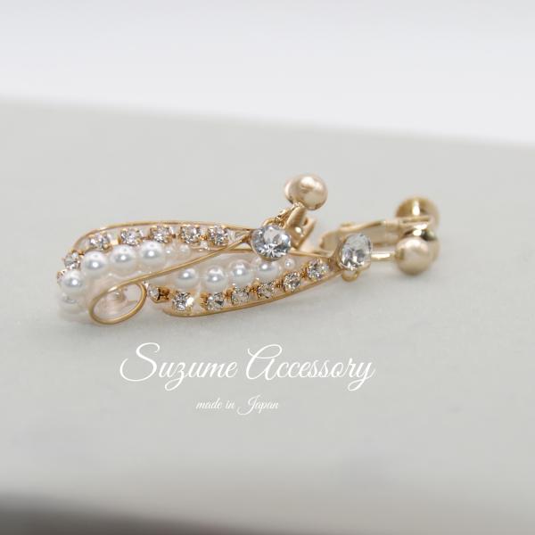 サージカルステンレス製のアーティスティックワイヤーで作られた柔かなカーブが上品なアクセサリー。ディップアートの技法を用いて、その上にクリスタルガラスやパールが添えられています。ピアス・イヤリング金具のお隣にはスワロフスキークリスタルを使用。...