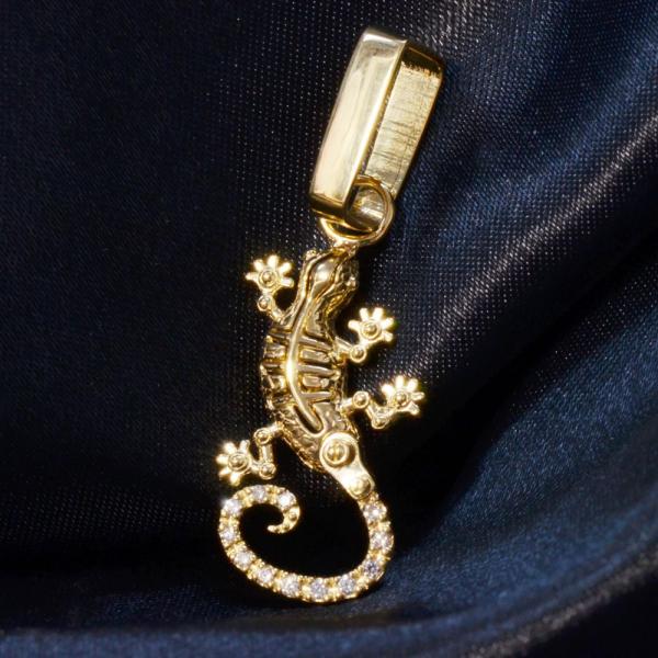 商品番号:DWZ00301使用貴金属:K18（18金イエローゴールド） 刻印有り使用石:ダイヤモンド計0.06カラット 刻印有り総重量:約2gサイズ:トップ本体 横:約12mm 縦約34mm 厚み:約2.1mmバチカン内径 縦幅:約8.8m...