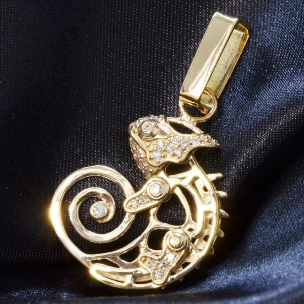 商品番号:DWZ00304使用貴金属:K18（18金イエローゴールド） 刻印有り使用石:ダイヤモンド計0.16カラット 刻印有り総重量:約1.9gサイズ:トップ本体 横:約19mm 縦約34mm 厚み:約5.0mmバチカン内径 縦幅:約9....