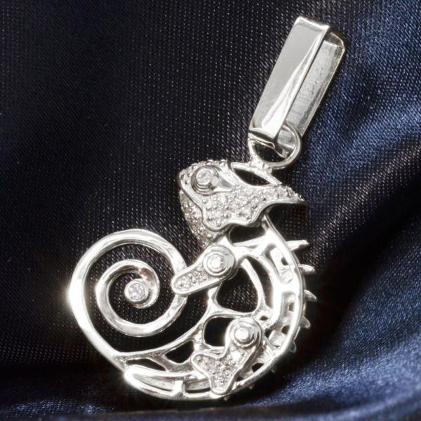 商品番号:DWZ00342使用貴金属:Pt900（プラチナ900） 刻印有り使用石:ダイヤモンド計0.16カラット 刻印有り総重量:約2gサイズ:トップ本体 横:約19mm 縦約34mm 厚み:約5.0mmバチカン内径 縦幅:約9.1mm ...