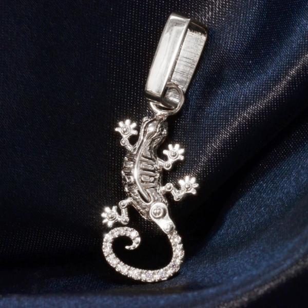 商品番号:DWZ00367使用貴金属:K18WG（18金ホワイトゴールド） 刻印有り使用石:ダイヤモンド計0.06カラット 刻印有り総重量:約2gサイズ:トップ本体 横:約12mm 縦約34mm 厚み:約2.1mmバチカン内径 縦幅:約8....