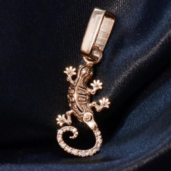 商品番号:DWZ00368使用貴金属:K18PG（18金ピンクゴールド） 刻印有り使用石:ダイヤモンド計0.06カラット 刻印有り総重量:約2gサイズ:トップ本体 横:約12mm 縦約34mm 厚み:約2.1mmバチカン内径 縦幅:約8.8...