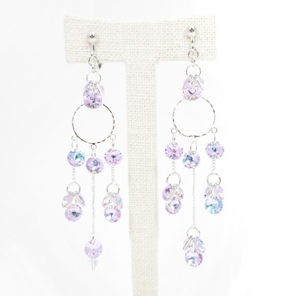 ピアスではありません。イヤリングです。クリスタルグラスです。ぶつけたりすると割れる事ありますのでもご注意ください。セールスポイント（１）スリムチェーンとオーロラグラスとの組み合わせです。（２）フォーマル、パーティー、結婚式にお薦めです。商品...