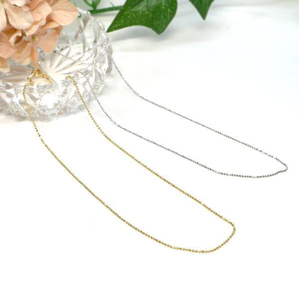 スリムなカット加工のボールチェーンネックレスです。シンプルですが、揺れるとキラッと輝きます。チャームをつけて替え鎖としてもご利用頂けます。商品説明（１）カットボールチェーン　（２）幅　約１ｍ　長さ４０cm　（３）重さ　約１.２ｇ