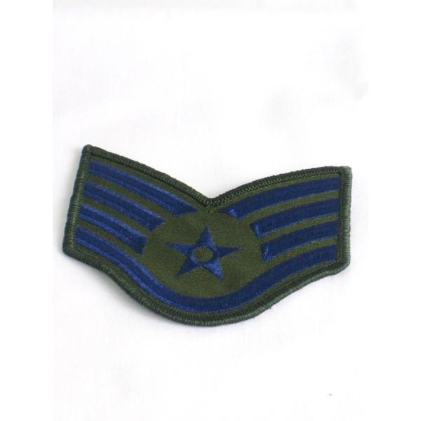 US.Air ForceのStaff Sergent（軍曹）用階級ワッペンです。　ミリタリーウェアにはモチロンですが、デニムジャケットやワークジャケット、またTシャツやバッグ等にも合いますよ！　近年海外でもレプリカが多く、仕入れるのに少々苦...