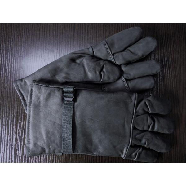 米軍が実用する中寒冷気候用のレザーのグラブのリブ無しモデルです。　しなやかなレザーシェルに保温性とクッションに優れたスムースなライニングのコンビネーションは、バイクや自転車、屋外でのウインタースポーツ用としても重宝しますが、リブが付いていな...