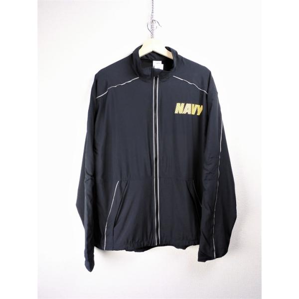 US.NAVYのランニングジャケットが入荷しました！　シャカシャカ音が無くて着やすい、しっとりとした素材で、裏地は（袖口まで）総メッシュの快適仕様。　バックプリントのヨーク部分はベンチレーションに配慮したスリット仕上げで、ポケットは左右とも...