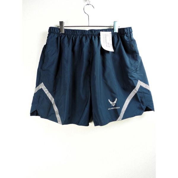 アメリカ空軍実用のトレーニング用ショーツです。　落ち着いたブル―のシェルに、発散性と伸縮性に優れたライニングが付く、オシャレで快適なパンツです。　今回はXXLでの入荷ですが、今っぽくてイイ感じのサイズ感です。　このプライスでは、なかなか無い...