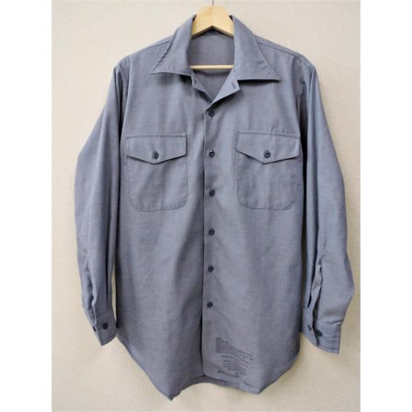 US.NAVY実用のシャンブレーシャツが入荷。　MADE IN U.S.A.のデッドストックと言うことなしの内容ですが、今回は、裏前立てにアールが美しいオープンカラーにコットン100%という、ビンテージのディティールを残した1990's中期...