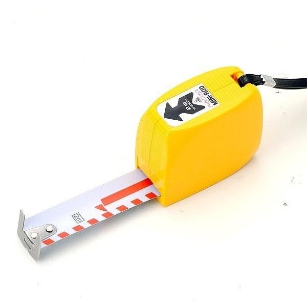 ポケット型標尺。テープをすべて引き抜いて、ロッドとしても使用可能。(収納は手動)両面をひっかけられる鬼爪仕様。【仕様】テープ巾:25mm両面:ロッド目盛【材質】テープ:スチール(スーパーパワーコーティング)ケース:高耐衝撃性ABS樹脂【重量...