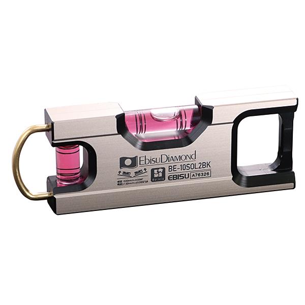 ●建築・土木・配管・電気プラント・設備裾付等の工事やDIY等の作業で、水平・垂直等の測定に最適●測定基準面がV溝付なのでパイプ等の測定ができます。●両端にフックがあります。●超強力磁石付き（一般で販売されている水平器の約3倍）[感度/精度]...