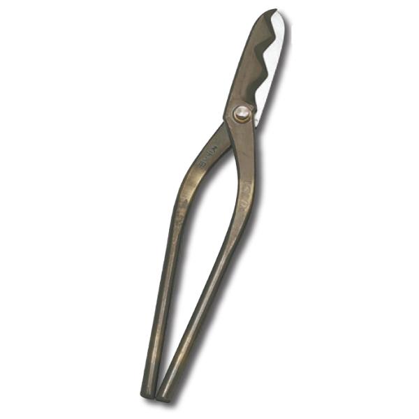 ●砂鉄系原料鉄の配合により、焼入硬度や耐摩耗性、強靭性を強化した刃物鋼“SLD”を採用。●切れ味、刃持ちをハイグレードに。●ステンレス・鉄材等あらゆる金属用の決定版です。[仕様]全長：340mm刃長：75mm