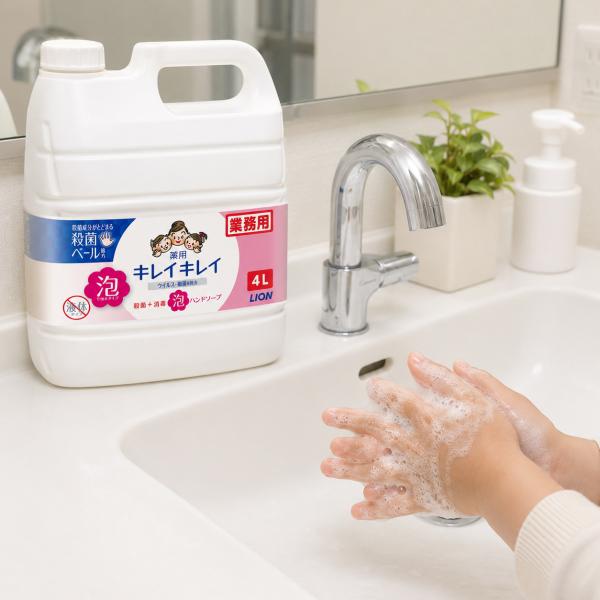 「泡で出る」のでお子様からご年配まで簡単に洗えます。殺菌成分配合。きちんと殺菌し、バイ菌から手肌を守ります。すばやく泡切れ、ぬるつかない洗いあがりです。手に残りにくい「シトラスフルーティ」の香りが楽しめます。高温、直射日光を避けて保管してく...