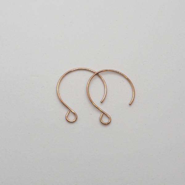 304ステンレスのピアスフックです。大きなカーブとローズゴールドが魅力的。カンにパーツをつけて仕上げてください。ステンレス製なのでアレルギーの方にも安心です。【サイズ】23〜34×18〜19×0.8mm　穴：2mm　ピン：0.8mm【カラー...