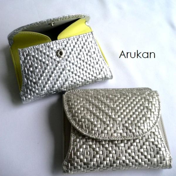 ARUKAN（アルカン）日本のレザーブランド　【サイズ】　1sz　素材　牛革メッシュ型押し×牛革　二つ折り札入れ　サイズ95×11×2cm　重量90g　　仕様　　カードポケット×6　フリーポケット×3　背ポケット　　生産国　日本　＊目安とし...