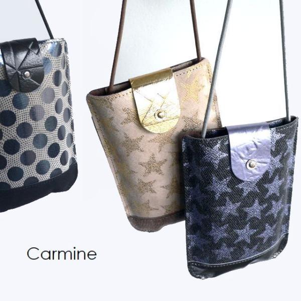 carmine/カーマイン日本のレザーブランド【サイズ】　1sz　素材：牛革、ピッグスキン、　　　　　ポリエステル　　サイズ：１７×１２×４cm　ヒモ：160cm　長さ調節可能carmine(カーマイン）「Enjoy Accessory!」...