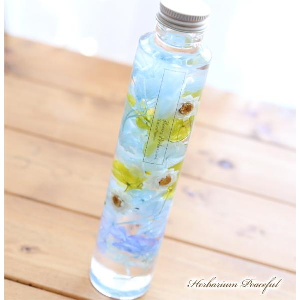 ピースフルや清流をイメージして作ったハーバリウム...澄んだ色の綺麗なブルー、ライトグリーンのプリザーブドあじさいをベースに、アンモビュームの白いお花を加えてアレンジしました。清々しい清らかな雰囲気のAcorn-Style*オリジナルのハー...