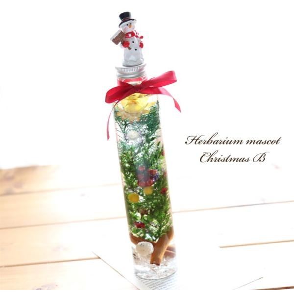 クリスマスツリーをイメージした、ハーバリウム完成品♪こちらはポップで元気カラーのクリスマス ハーバリウムです。もみの木をイメージしたグリーンに星をイメージしたヘリクリサム黄色や、小花、かすみ草でアレンジしました☆こちらは当店が制作してお届け...