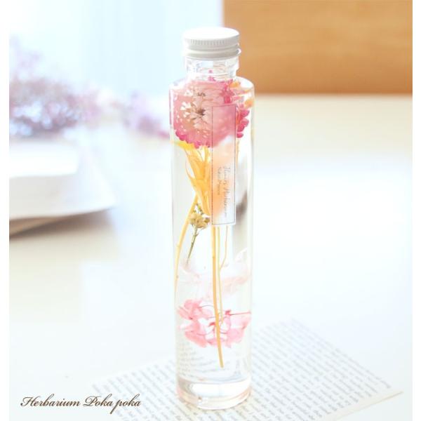 サイズ：ガラス瓶：約φ4.5×H21.4cm素材：プリザーブドフラワー、ドライフラワー、ハーバリウム専用オイル（ミネラルオイル）、ガラス瓶、ペーパーラベル※当店では、100％純粋なミネラルオイルを使用しております。備考：■ハーバリウムについ...