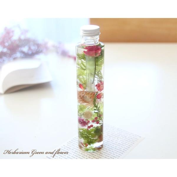 サイズ：ガラス瓶：約φ4.5×H21.4cm素材：プリザーブドフラワー、ドライフラワー、ハーバリウム専用オイル（ミネラルオイル）、ガラス瓶、ペーパーラベル※当店では、100％純粋なミネラルオイルを使用しております。備考：■ハーバリウムについ...