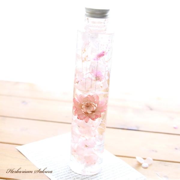 サイズ：ガラス瓶：約φ4.5×H21.4cm素材：プリザーブドフラワー、ドライフラワー、ハーバリウム専用オイル（ミネラルオイル）、ガラス瓶、ペーパーラベル※当店では、100％純粋なミネラルオイルを使用しております。備考：■ハーバリウムについ...