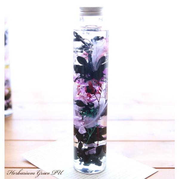 サイズ：ガラス瓶：約φ4.5×H21.4cm素材：プリザーブドフラワー、ドライフラワー、ハーバリウム専用オイル（ミネラルオイル）、ガラス瓶、ペーパーラベル※当店では、100％純粋なミネラルオイルを使用しております。備考：■ハーバリウムについ...