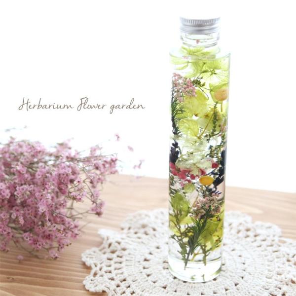 草原の中に生える、カラフルな小花、木の実などを表現した、お花畑のハーバリウムです♪主役花材はあえて使用せず、花咲く草原、お花畑をイメージして作ったハーバリウムです。サイズ：ガラス瓶：約φ4.5×H21.4cm素材：プリザーブドフラワー、ドラ...
