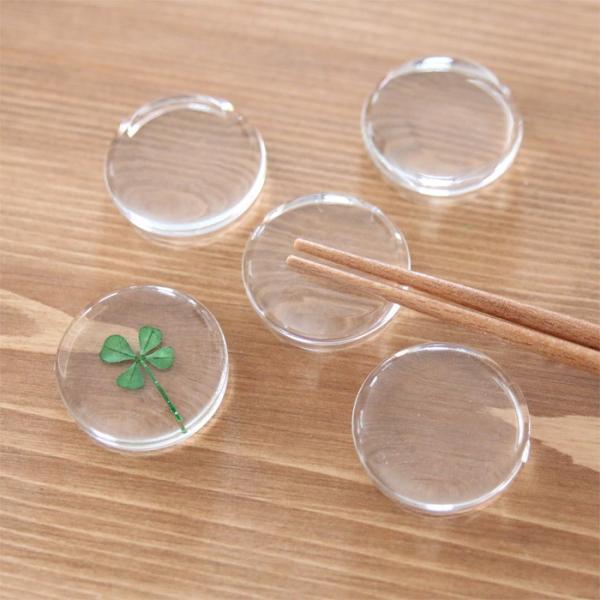 好きな花材や固まるオイル/レジン液/樹脂のいずれかをアクリル箸置きのへこみに流し込めば、オリジナルの箸置きが完成します！【本商品は、お客様が手作りを楽しんでいただくためのキットです。】 ●サイズ：・サイズ：約Φ35mm・固まるオイルの容量（...