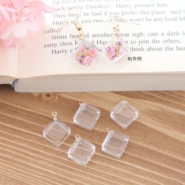 イヤリング、ピアス、ネックレスのお好きな組み合わせで作れるキットの登場です！アクリル部分がスクエアタイプのアクセサリーキット5点セットです。トップにヒートンが付いていますので、この部分にイヤリング/ピアス金具、ネックレスのチェーンなどを通し...