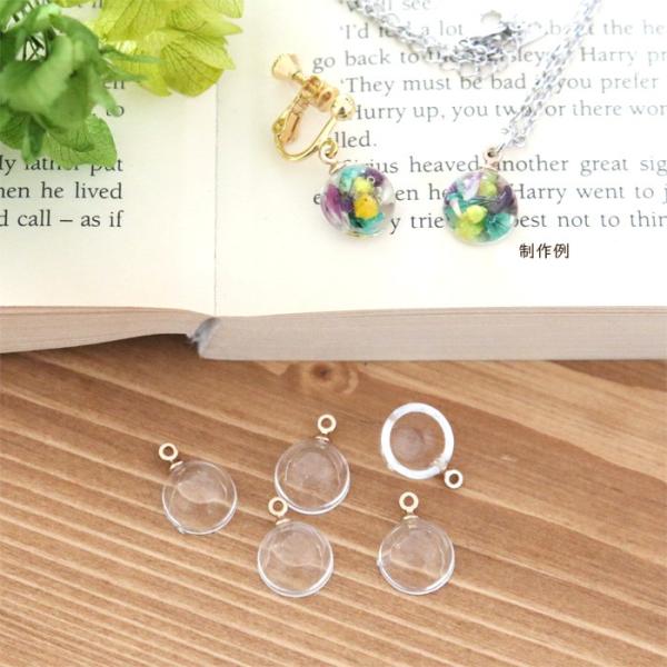 イヤリング、ピアス、ネックレスの3通り作れるキットの登場です！アクリル部分がサークルタイプのアクセサリーキット5点セットです。トップにヒートンが付いていますので、この部分にイヤリング/ピアス金具、ネックレスのチェーンなどを通してお使いくださ...