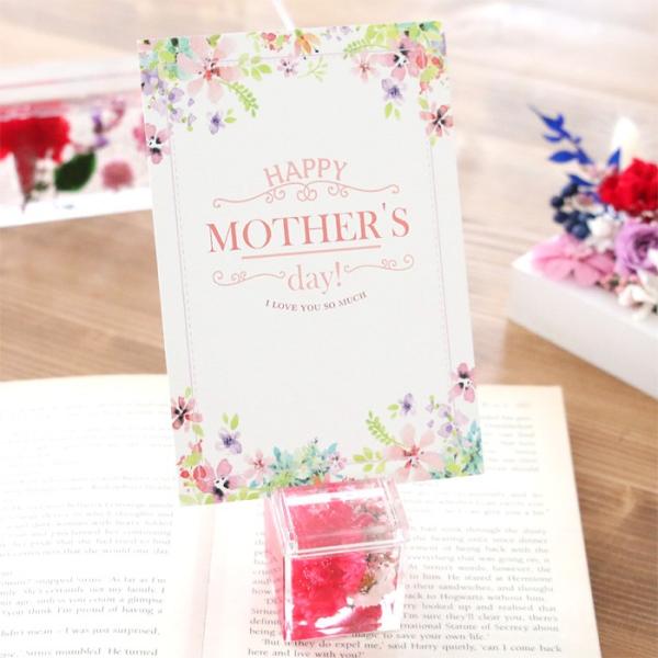 キューブ型のアクリル カードスタンド！母の日にもオススメ！ポストカード、写真、名刺、メッセージカードなどを差し込めます。花材や固まるオイルは付属されていません。お好みの花材や固まるオイル/レジン液/樹脂のいずれかをアクリルのへこみに流し込め...