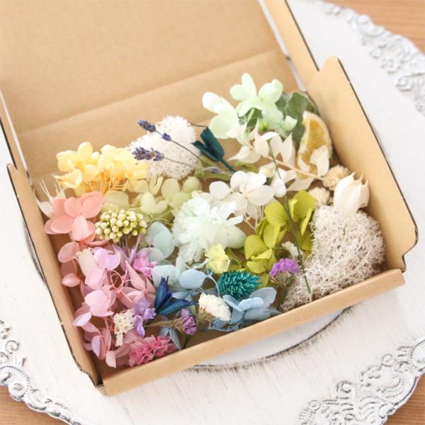 プリザーブドフラワー＆ドライフラワーをミックスさせて作りました、元気が出そうなレインボーカラーの花材キットです♪キャンドル、各種アレンジメント等の材料にお役立てください。使用花材は、プリザーブドフラワーアジサイ・カーネーション、スターチス、...