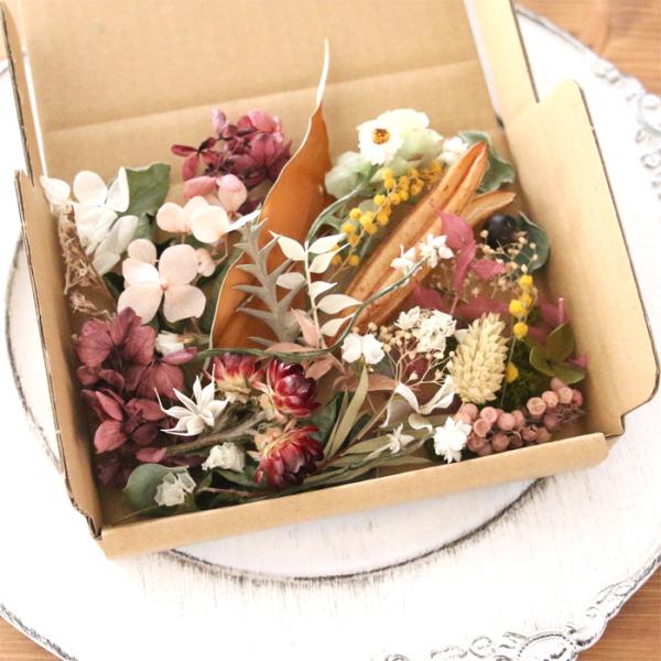 ナチュラルかわいい雰囲気に仕上げた花材キットです。ハーバリウム、キャンドル、各種アレンジメント等の材料にお役立てください。■サイズ：・パッケージサイズ（外寸）：約16×12×3cm■素材：・プリザーブドフラワー・ドライフラワー■備考：※本商...