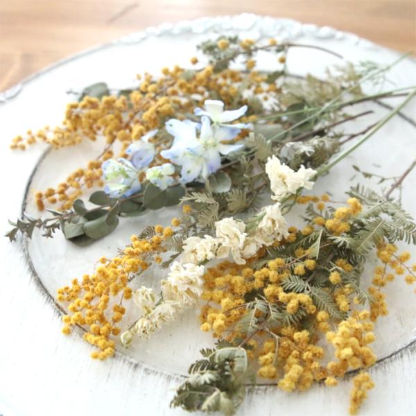 ナチュラルな雰囲気のミモザやラークスパー、ユーカリ、デルフィニウムの花材セットです。そのままフラワーベースに花材を挿したり、スワッグにするなどして、お楽しみください！ミモザは時期により多少くすみが見受けられる場合がございます。時間と共に色褪...