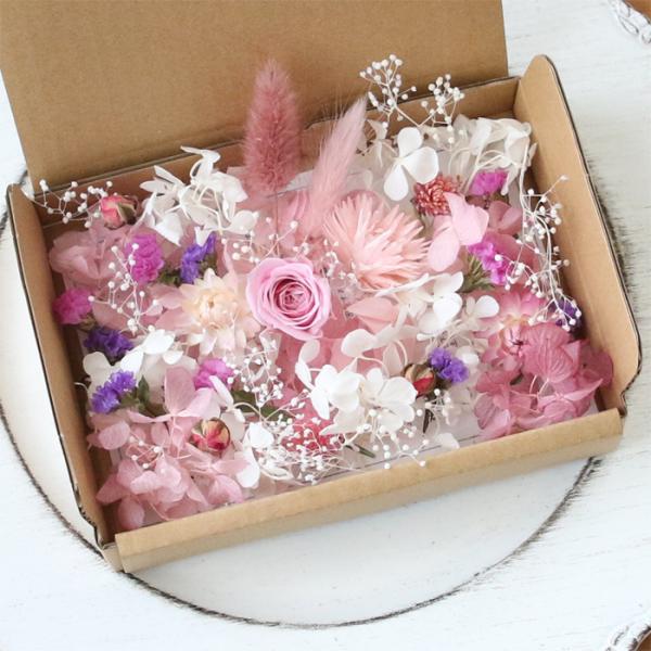 ピンクとパープルをベースにした、可愛らしい花材詰め合わせセットです。たくさんの種類の花材が入っています！【花材内容】プリザーブドアジサイ、ラグラス、千日紅、スターチス、バラ、カスミ草、ヘリクリサム、シルバーデージー、ローズバッド■サイズ：・...