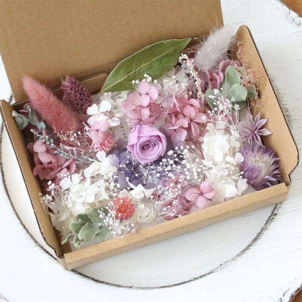 ライラックやピンクパープル、シルバーグリーンを基調としたカラーの花材詰め合わせセットです。たくさんの種類の花材が入っています！【花材内容】プリザーブドアジサイ、ラグラス、千日紅、ポアプランツ、シルバーデージー、バラ、パールアカシア、ソフトス...